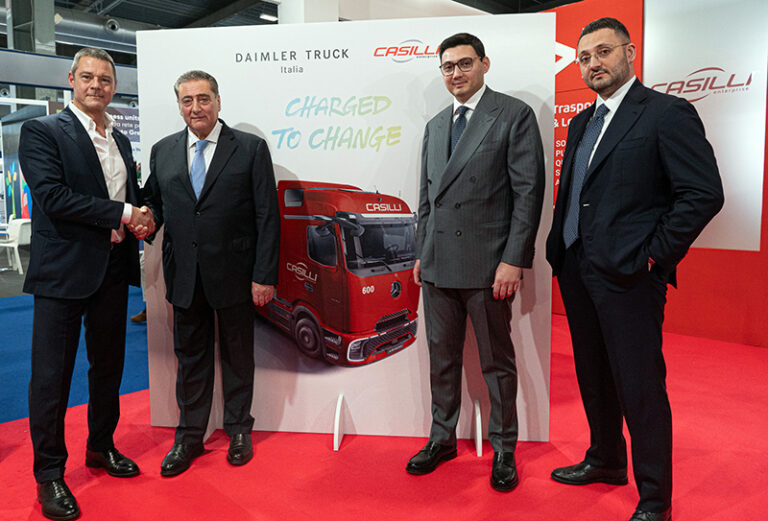 Tre nuovi eActros elettrificano la flotta del Gruppo Casilli | Uomini e ...