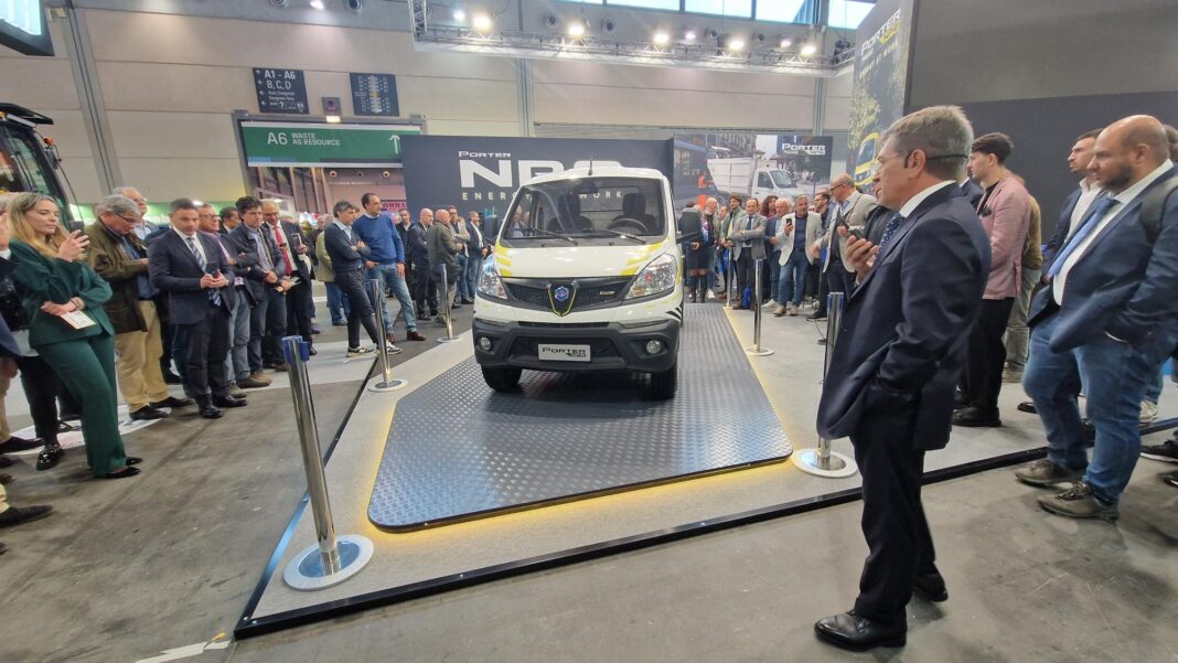 Ecco il nuovo Piaggio Porter NPE: compatto, tecnologico e 100% ...